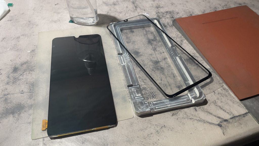 Výměna skla displeje na mobilu - iPhone a Samsung