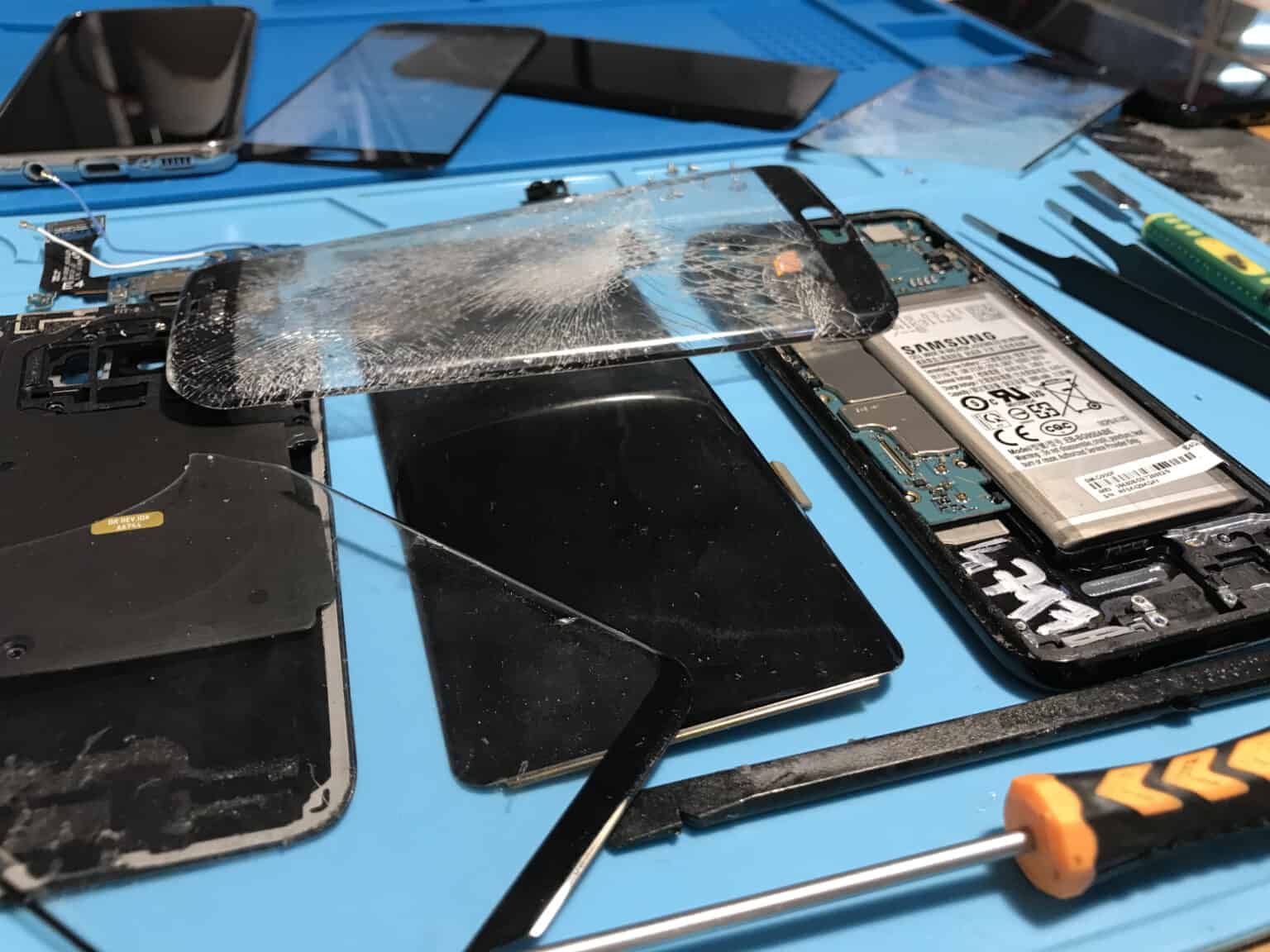 Výměna rozbitého skla na mobilu - Jak opravujeme » servis displeje